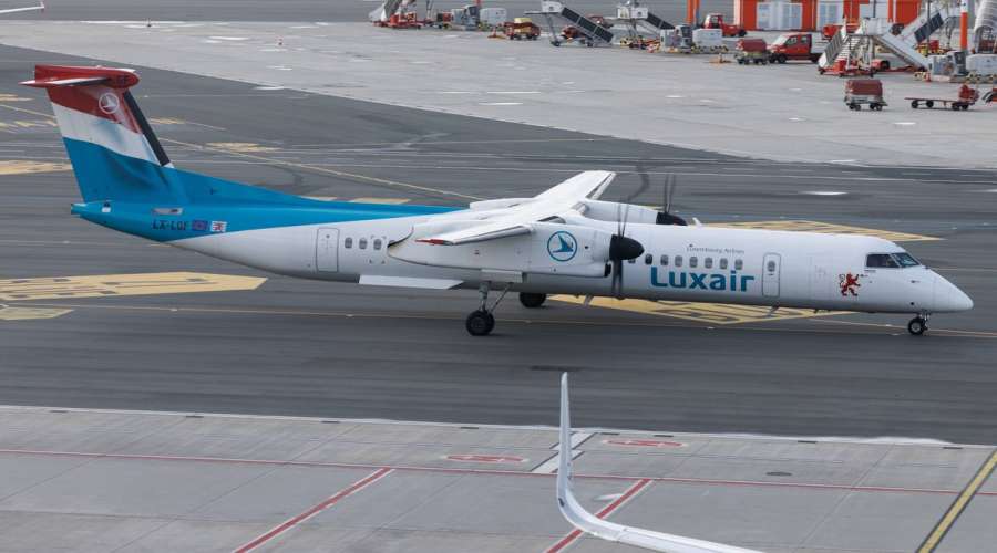 Ojoj! Letalo iz Ljubljane je moralo zasilno pristati, med letom počilo ...