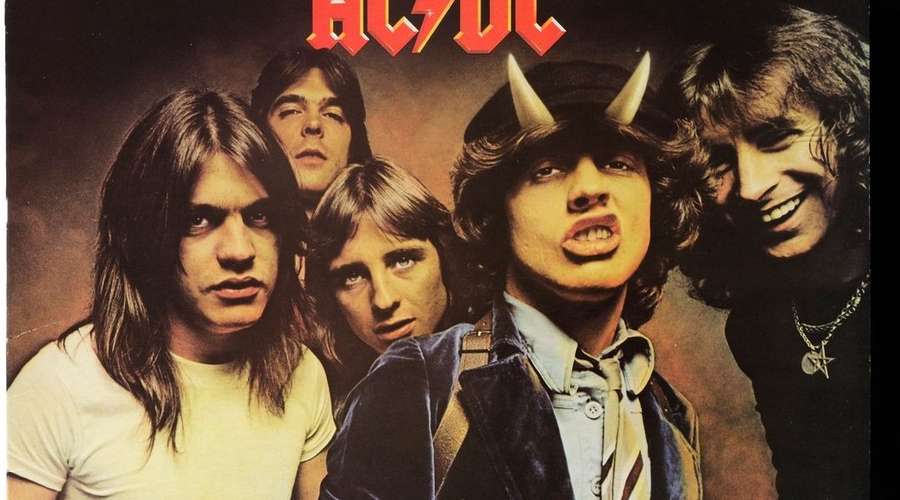 Umrl je bobnar legendarne zasedbe AC/DC