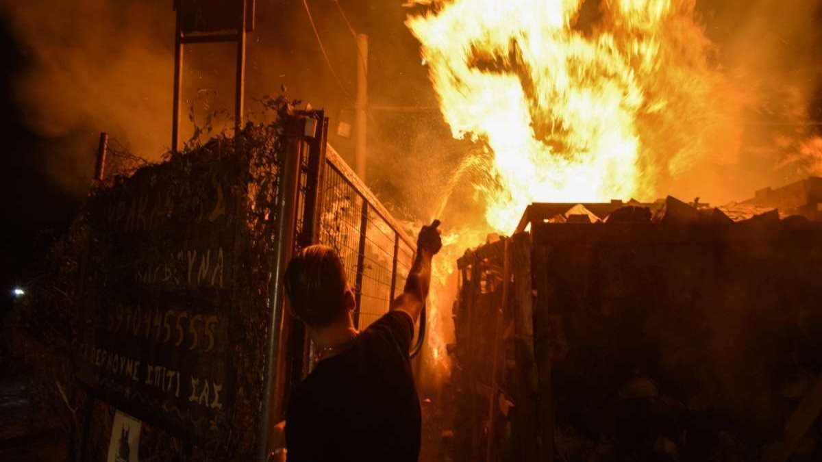 (FOTO in VIDEO) Divjanje požarov v Grčiji: V predmestju Aten umrla ena oseba