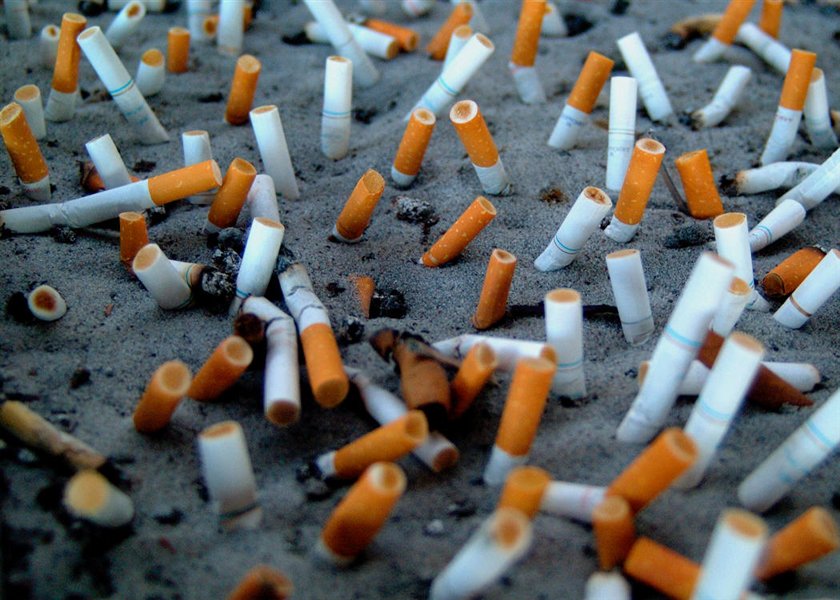 13- LETNICA S CIGARETO