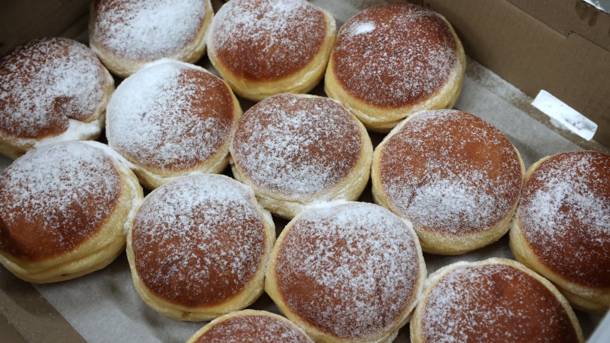 Debeli četrtek: Tradicionalne pustne dobrote, krofi in prevzem oblasti ...