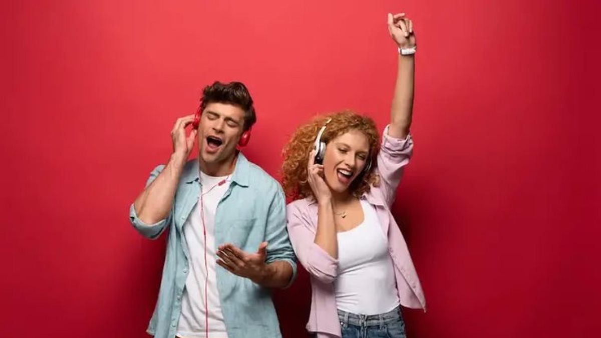 Ljubezen na pravi frekvenci: Kako glasba oblikuje romantične odnose