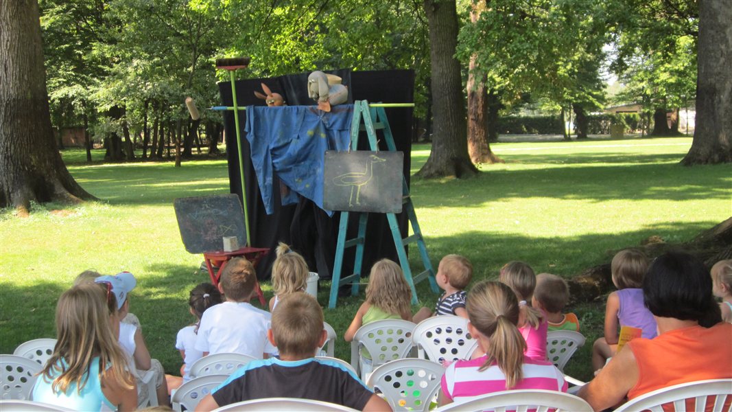 Uživali so pod hrasti