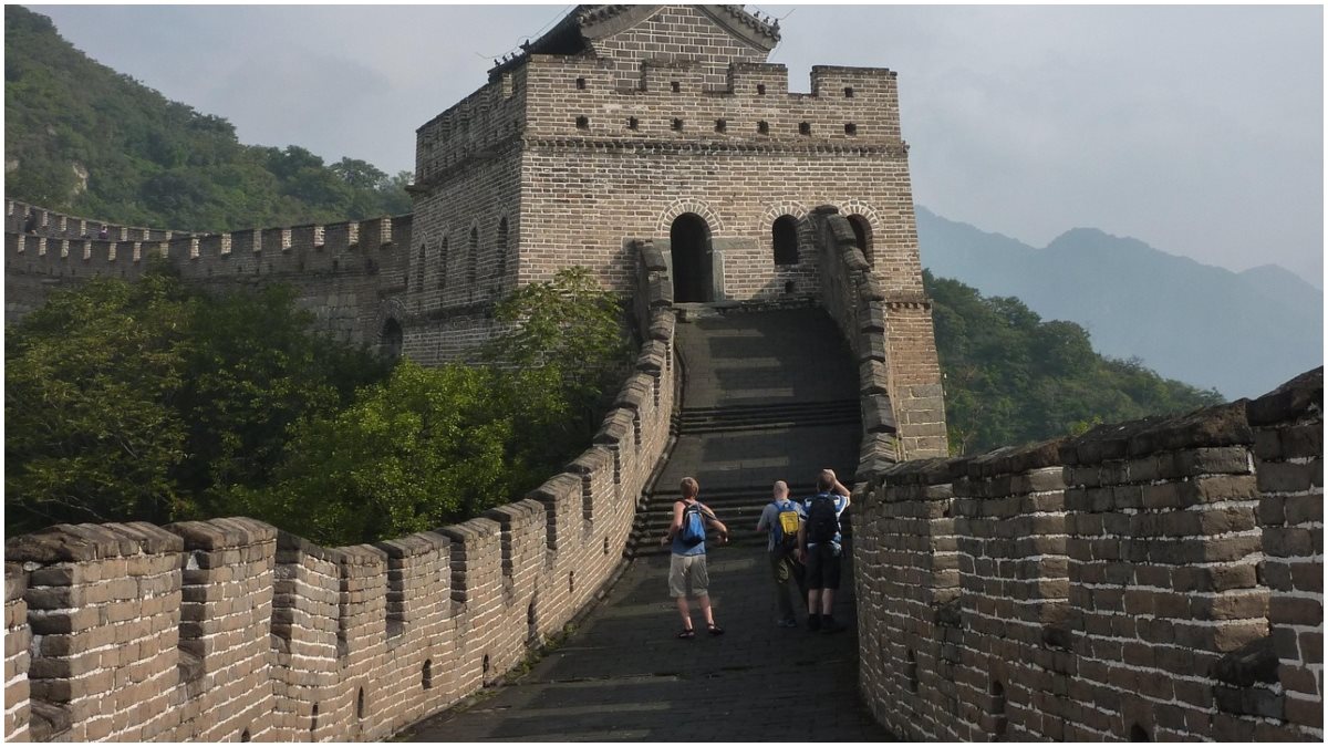 Nezaslišano, kaj sta turista počela na Kitajskem zidu in bila ...