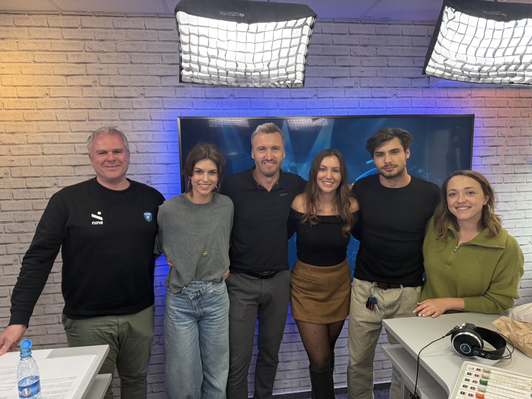 Čas je za Nemirno kri: Obiskala sta nas Lea Mihevc in Svit Stefanija